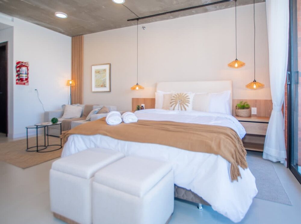 Sunlit Studio: Desk, Gym & Full Kitchen - Corporate Stays